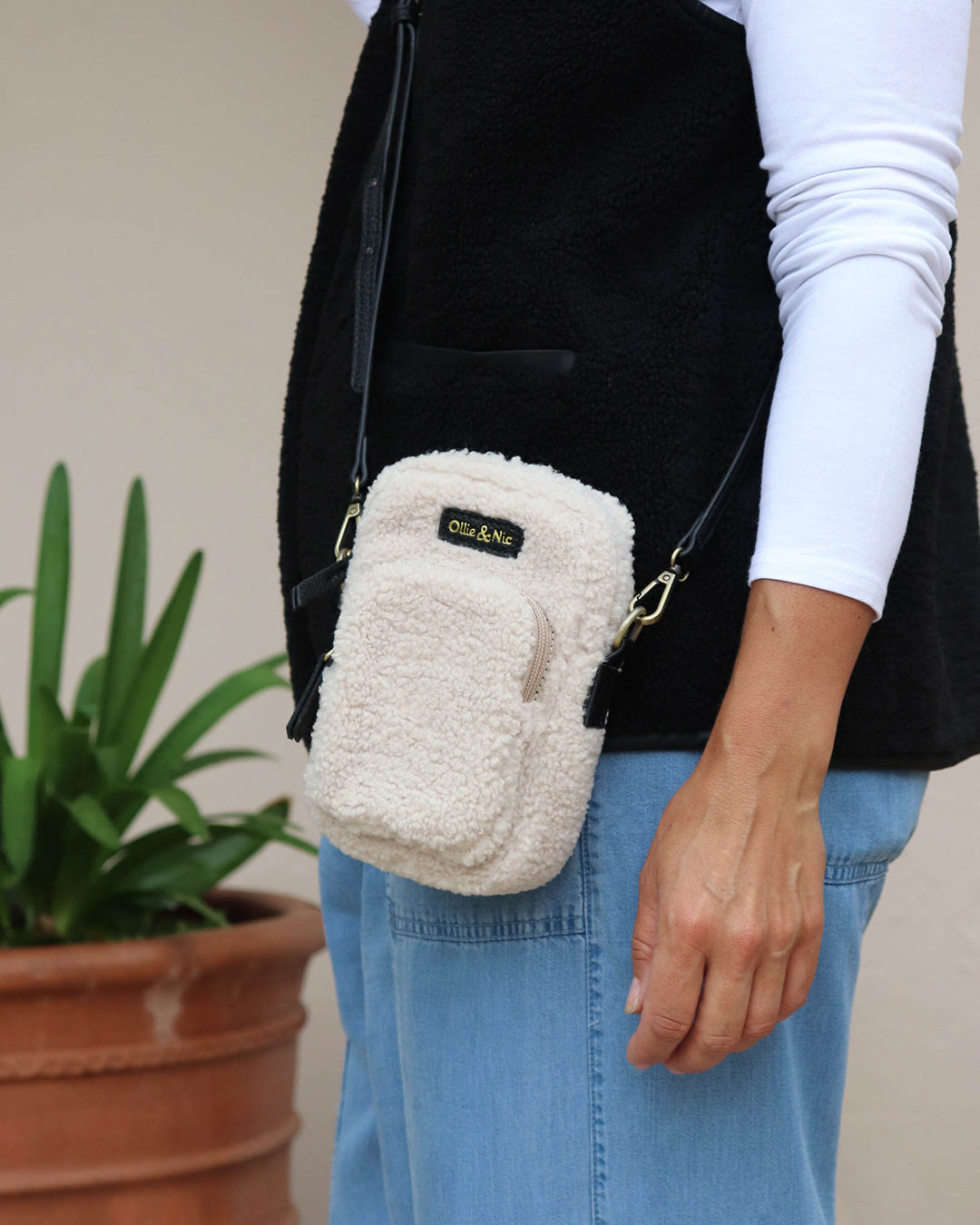 Teddy Women's Phone Bag - Natural / Black – Ollie & Nic